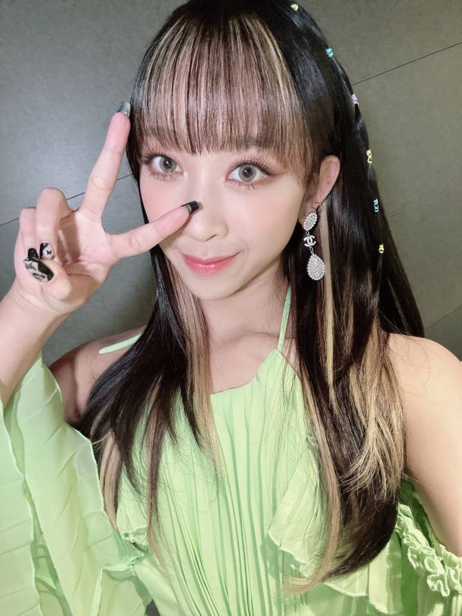 Secret Number Community Posts 오늘 쇼챔피언에서 만나요💚🤍 Dita