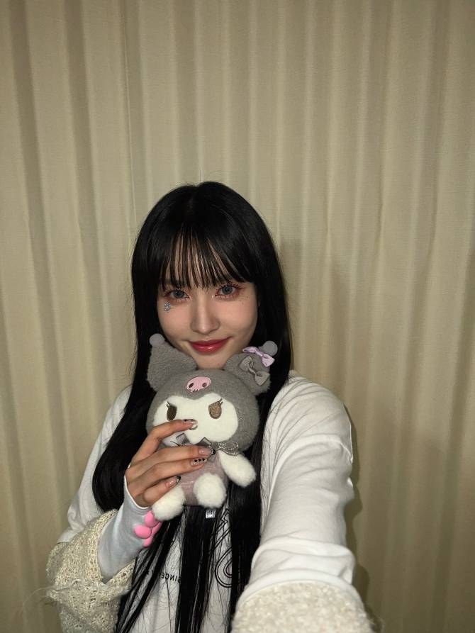 Stayc Community Post 일본 데뷔 완료 쿠로미와 함께 찰칵📸 버블 업데이트가 안 된다아ㅠ Yoon