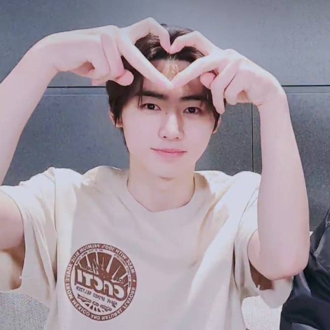 Enhypen 커뮤니티 포스트 성훈아좋은 아침이에요🔅 내가 가장 좋아하는 밀당즈🥛🥕💞 성훈이가 유일하게 동생 얼굴이 되어서