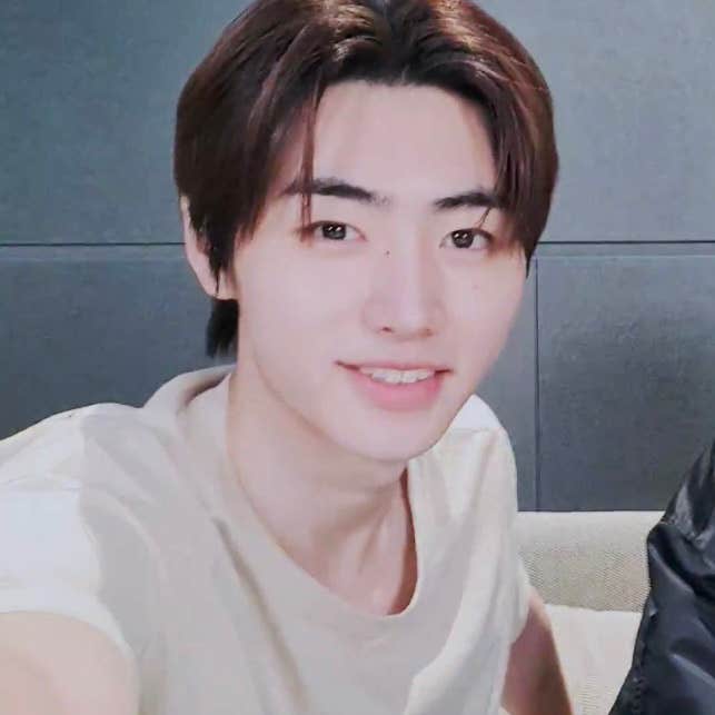 Enhypen Community Posts 성훈아좋은 아침이에요🔅 내가 가장 좋아하는 밀당즈🥛🥕💞 성훈이가 유일하게 동생