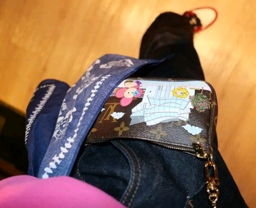 BTS Community Post - which company i love this beg i want this plz ...