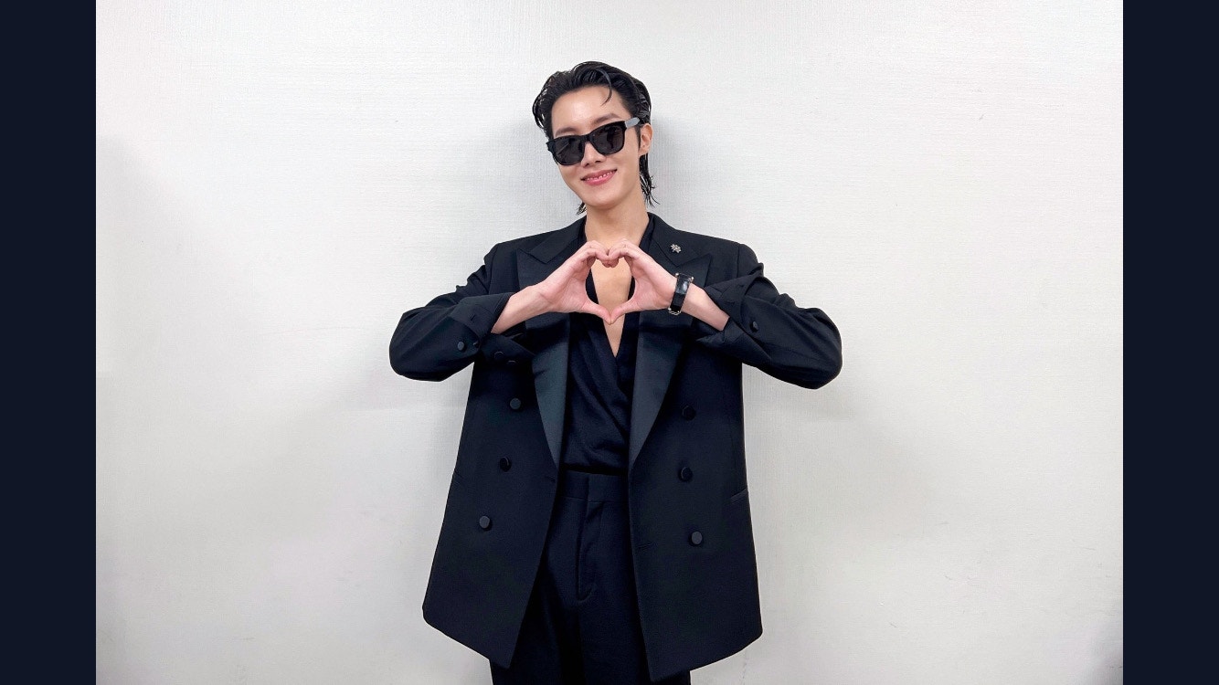 BTS Community Post - 昨日のホビさん思い出してまた感動してる🥹 胸元あいたスターオーラが半端ない黒スーツホビも🕶🐿(でも ...