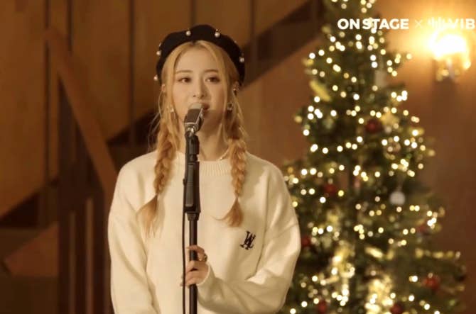 LE SSERAFIM Community Post - VIBE에서 윤진이 크리스마스 캐롤 들을 수 있어요~🎄😶‍🌫️☃️ 👇👇 ...