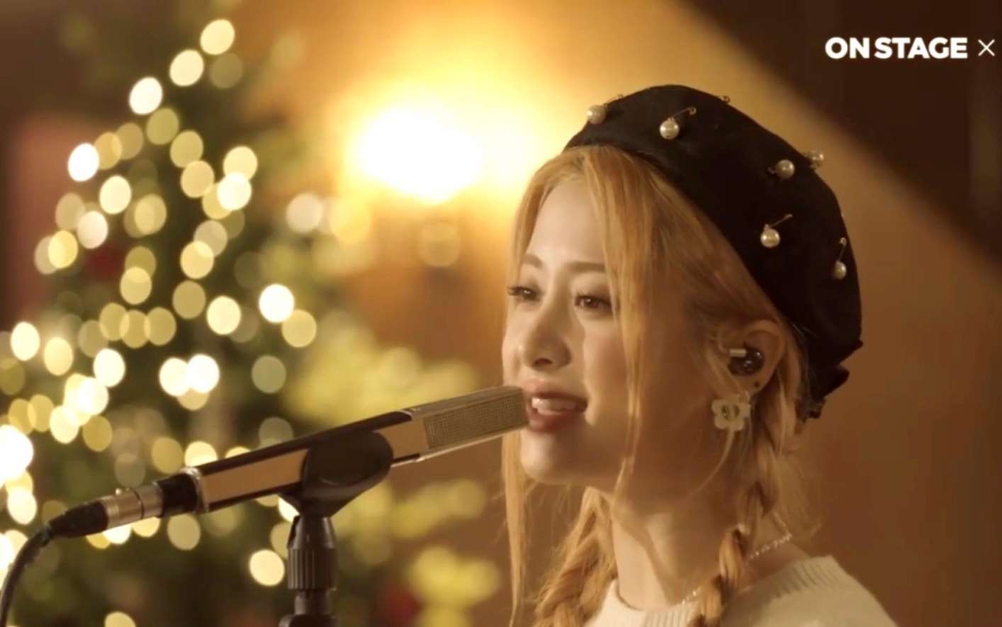 LE SSERAFIM Community Post - VIBE에서 윤진이 크리스마스 캐롤 들을 수 있어요~🎄😶‍🌫️☃️ 👇👇 ...