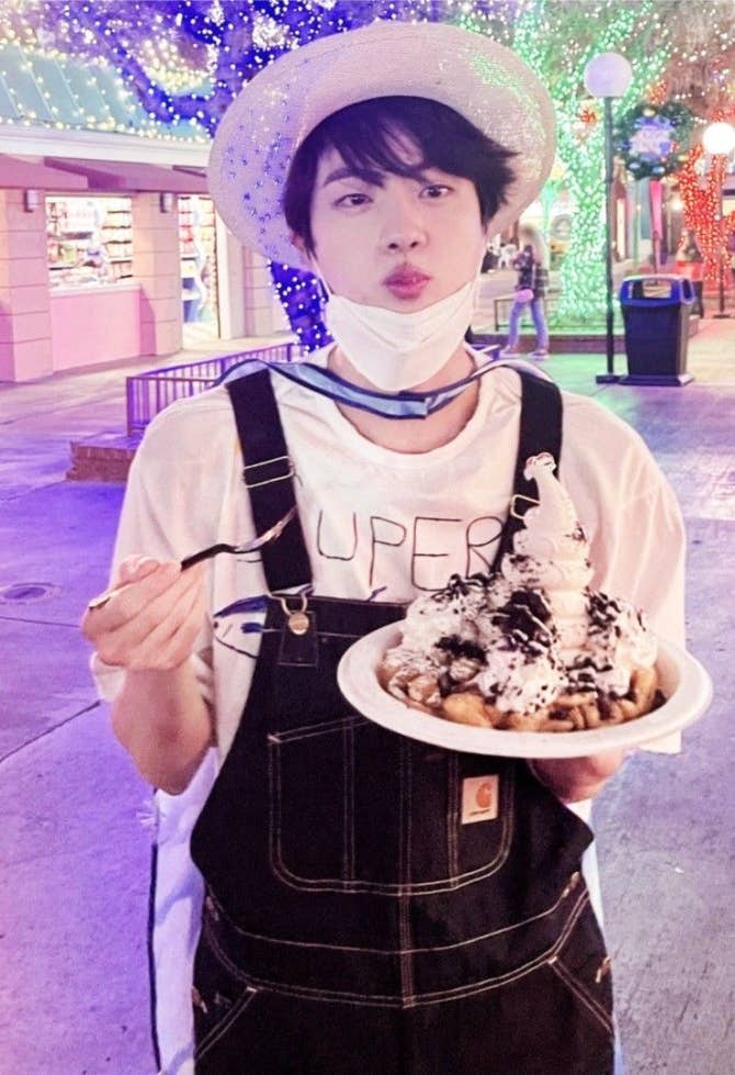 Bts Community Post 생일 축하합니다 내 우주비행사 진 멋진 일로 가득한 한 해를 보내길 바라 그리고 네가