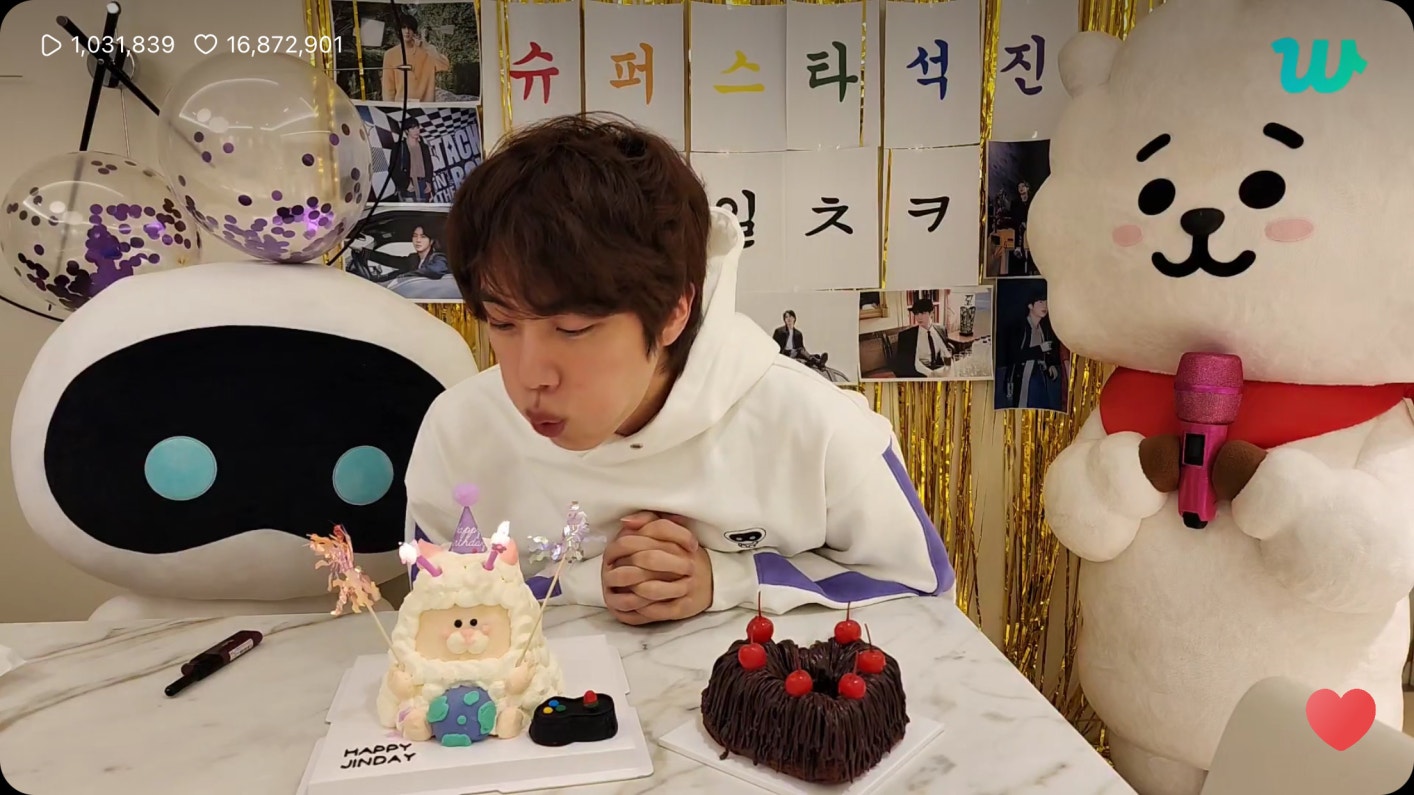 Bts 커뮤니티 포스트 Jinくんお誕生日おめでとう🎂🎉 今日も幸せをありがとう😊💜 ケーキを🫲ぶった斬るあなた🤣🤣🤣 笑わしてもらい