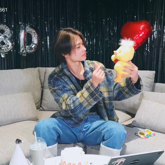 Enhypen Community Posts 우리 만두의 생일을 축하합니다 건강을 돌보십시오 당신이 사랑받고 있다는 사실을
