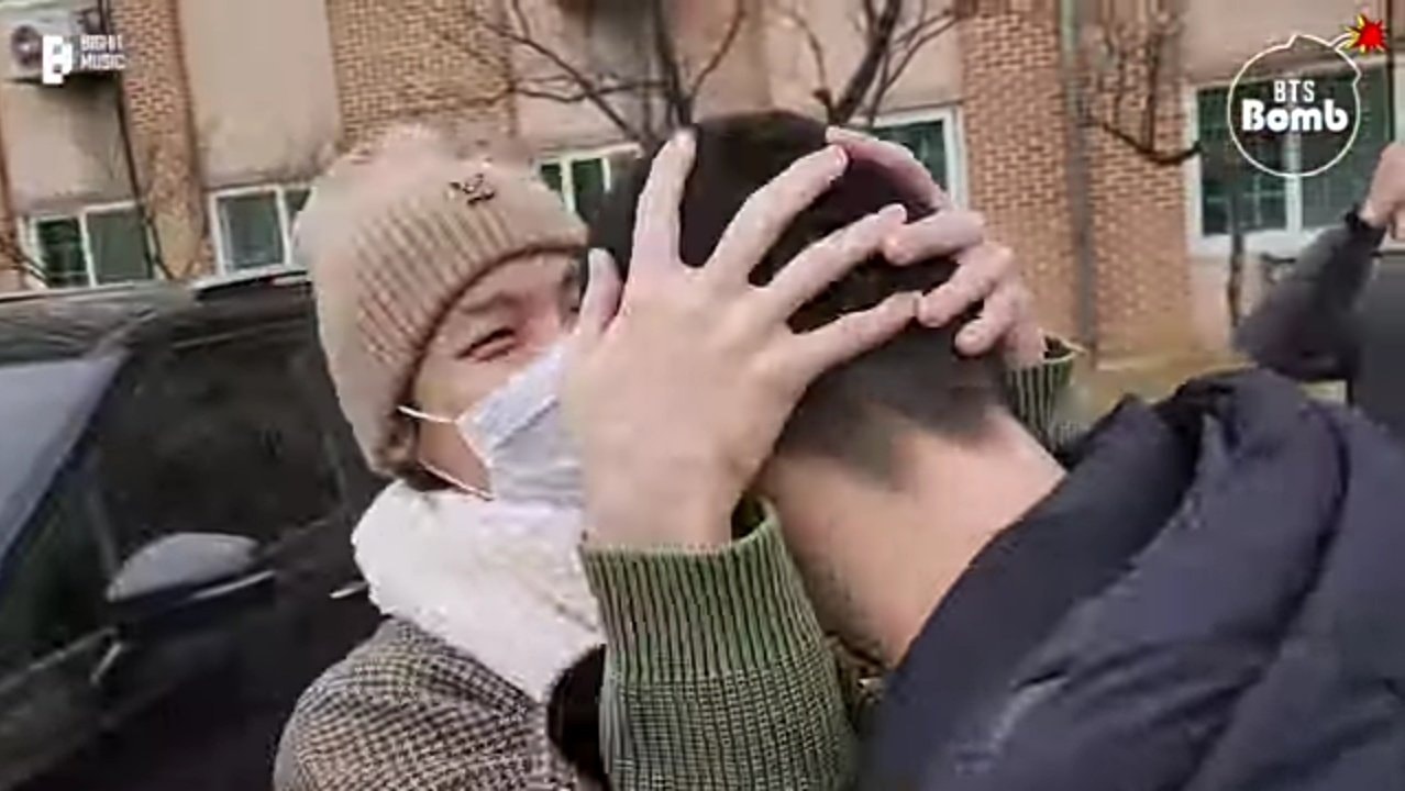 BTS 커뮤니티 포스트 - I'm so touched the way hobi hold Seokjinie head and hug ...