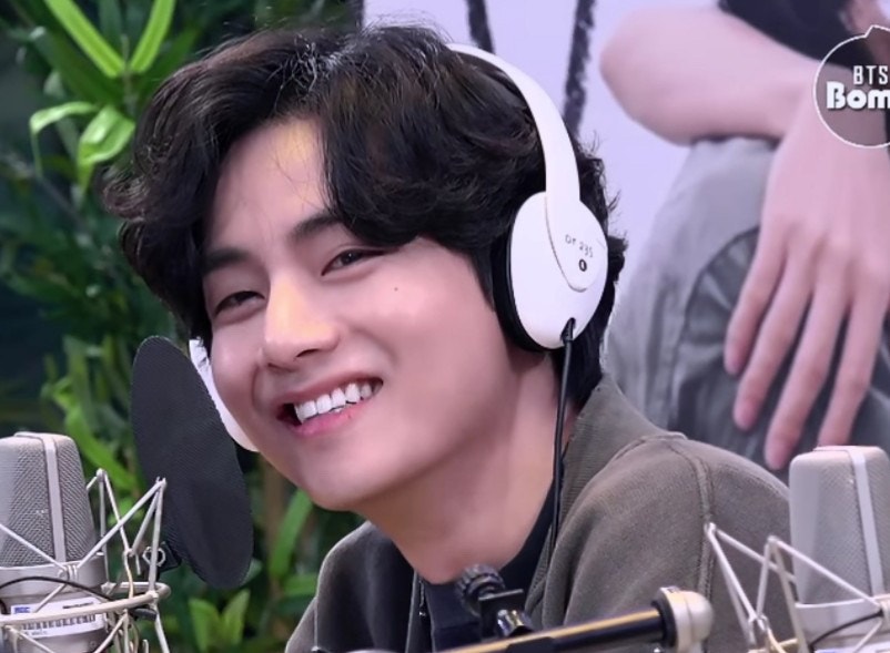BTS Community Post - 💐🍃💐tae tae Time゜*:.。.:*💐🍃💐゜*: シアワセそうに笑う あなたを見て 何故か ...