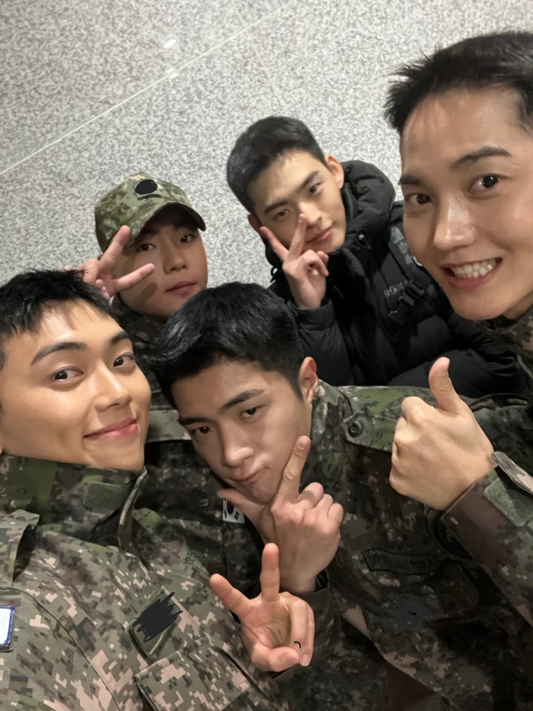 Onf 커뮤니티 포스트 오늘 형들이 저한테 보내준 사진😌 건강하게 잘 지내는것같아서 다행이고 벌써 1년 지났어요 6개월만