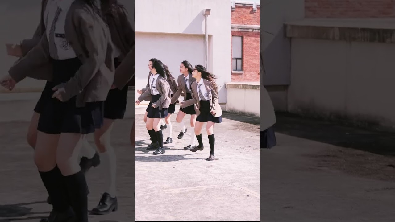 Weverse NewJeans Media - Stay in the middle 🤍