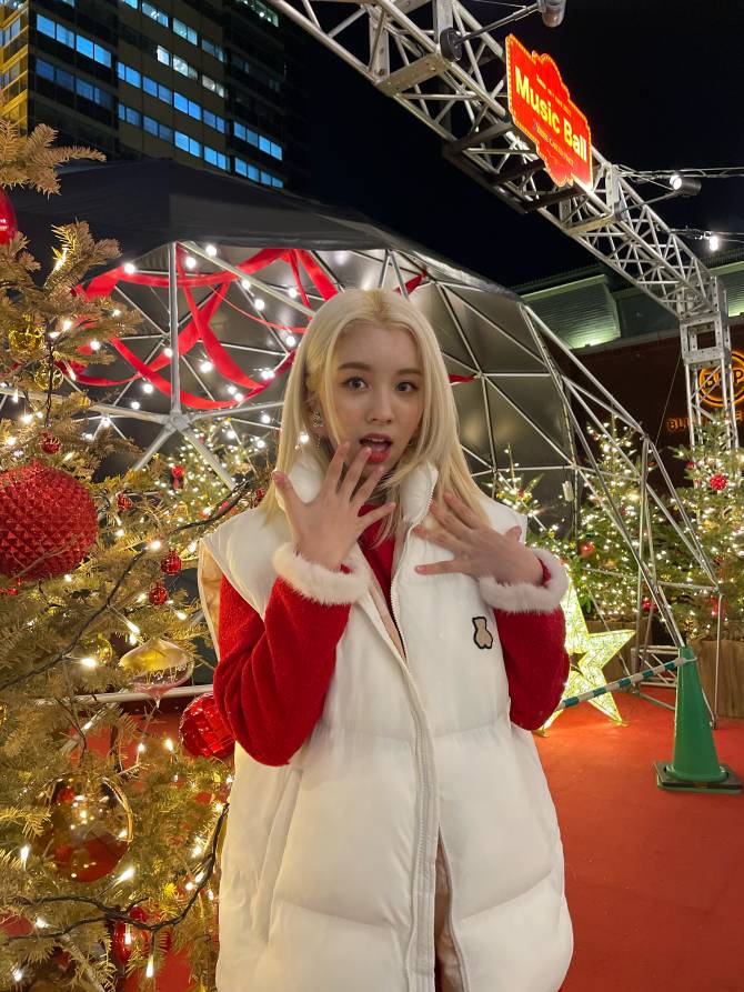 Wooah社群貼文 와우 생일축하해🎄💚 항상 함께 있기에 행복만 가득했던 것 같아요 언제나 우아에게 큰 힘을 주고 웃음을 가득