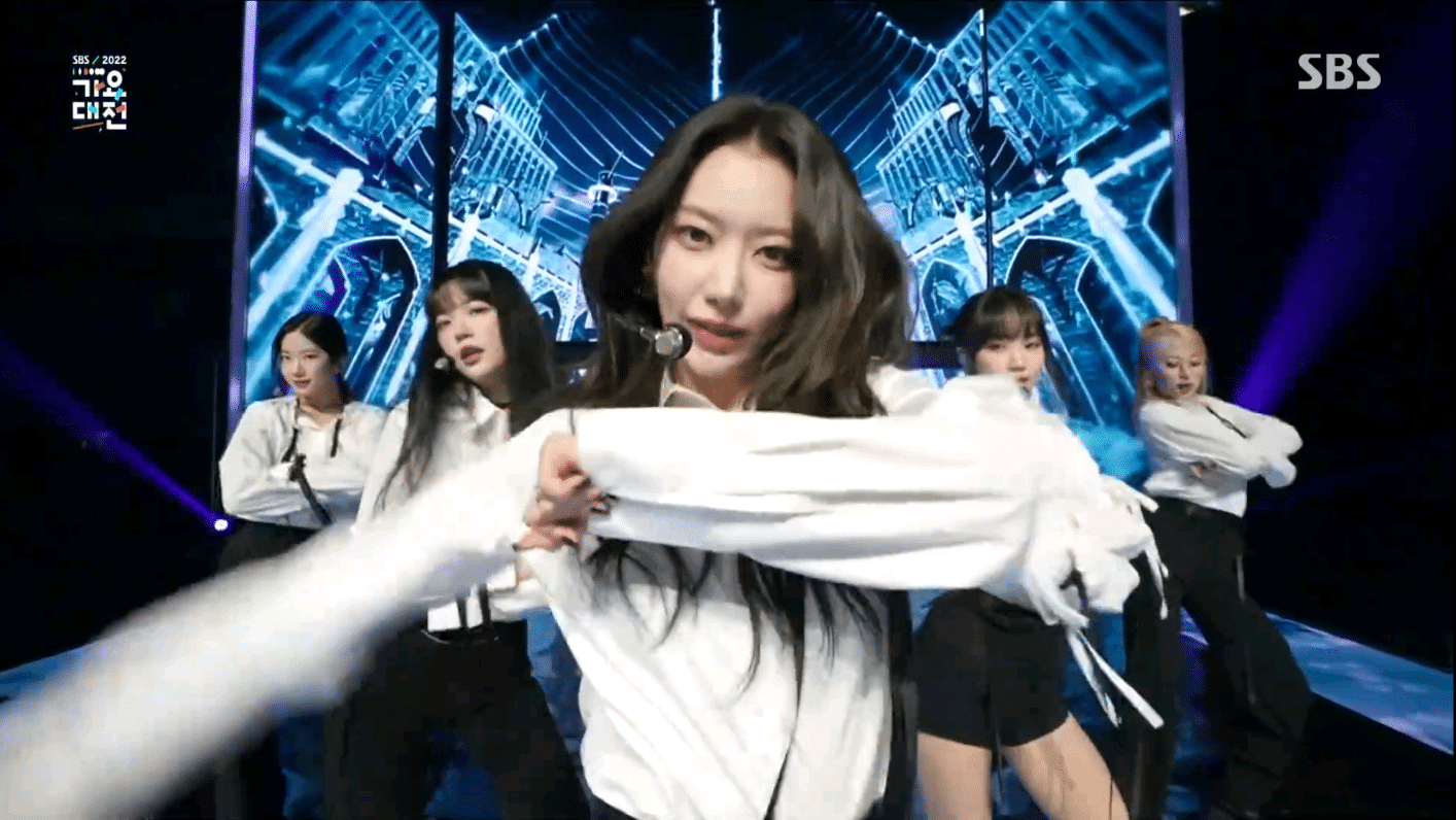 LE SSERAFIM Community Post - 🌸😺🌸😺🌸😺🌸😺🌸😺🌸😺 サクちゃん、Merry Christmas🎄 昨夜のSBS歌謡祭は最高に カッコよかった🥰 サクちゃんが ...