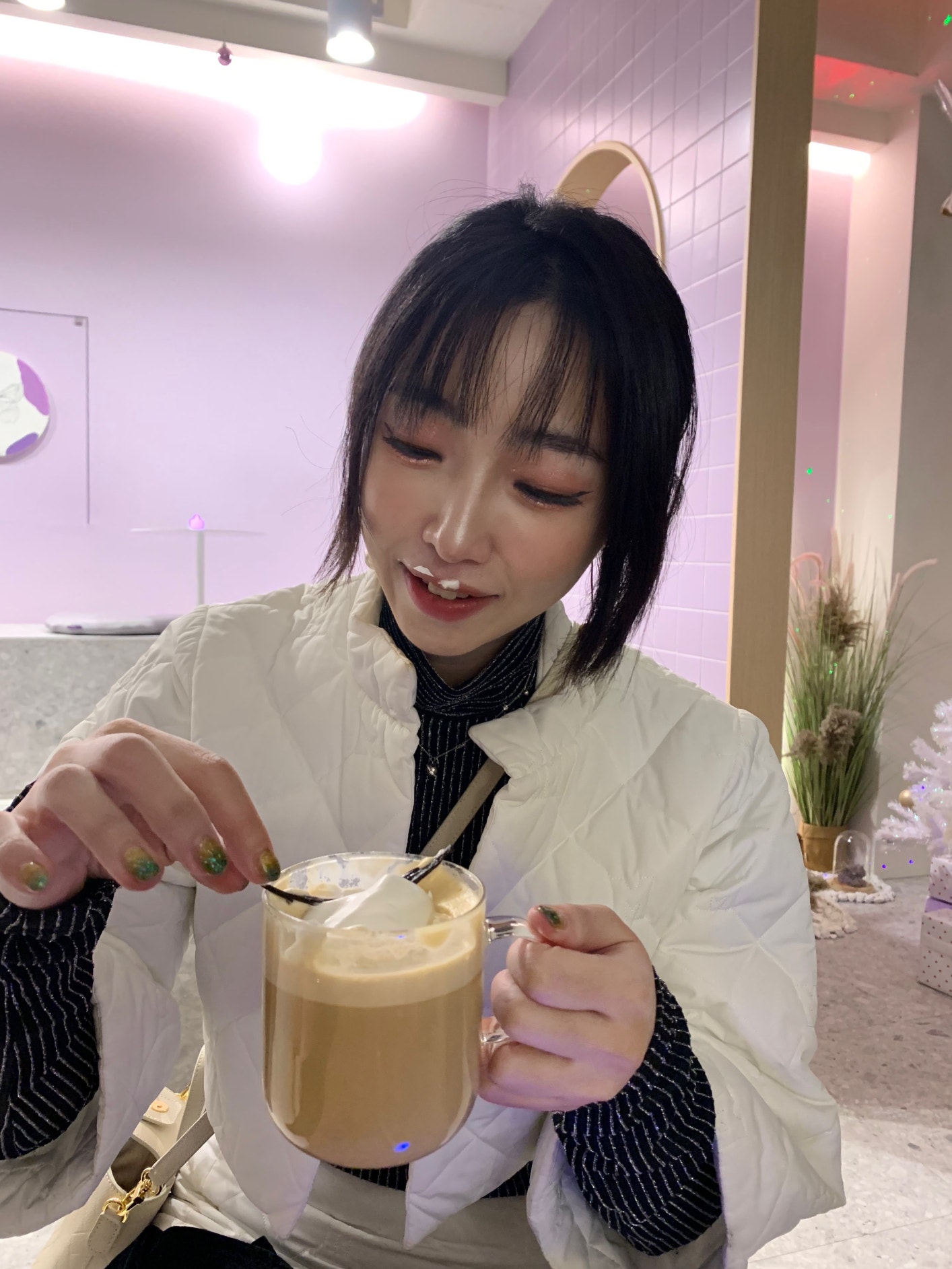 Minzy 커뮤니티 포스트 안니용 💜 여러분 모두 메리크리스마스 🎄 한 달동안 크리스마스 캐롤을 들으며 하루하루