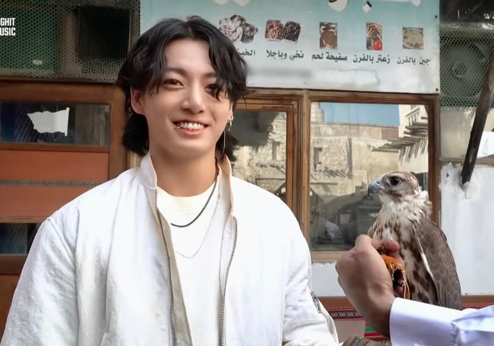 BTS Community Post - グク〜♡元気かなぁ カタールでの撮影の様子を見ました 歌ってる時のグクは楽しそうでカッコいいね ...