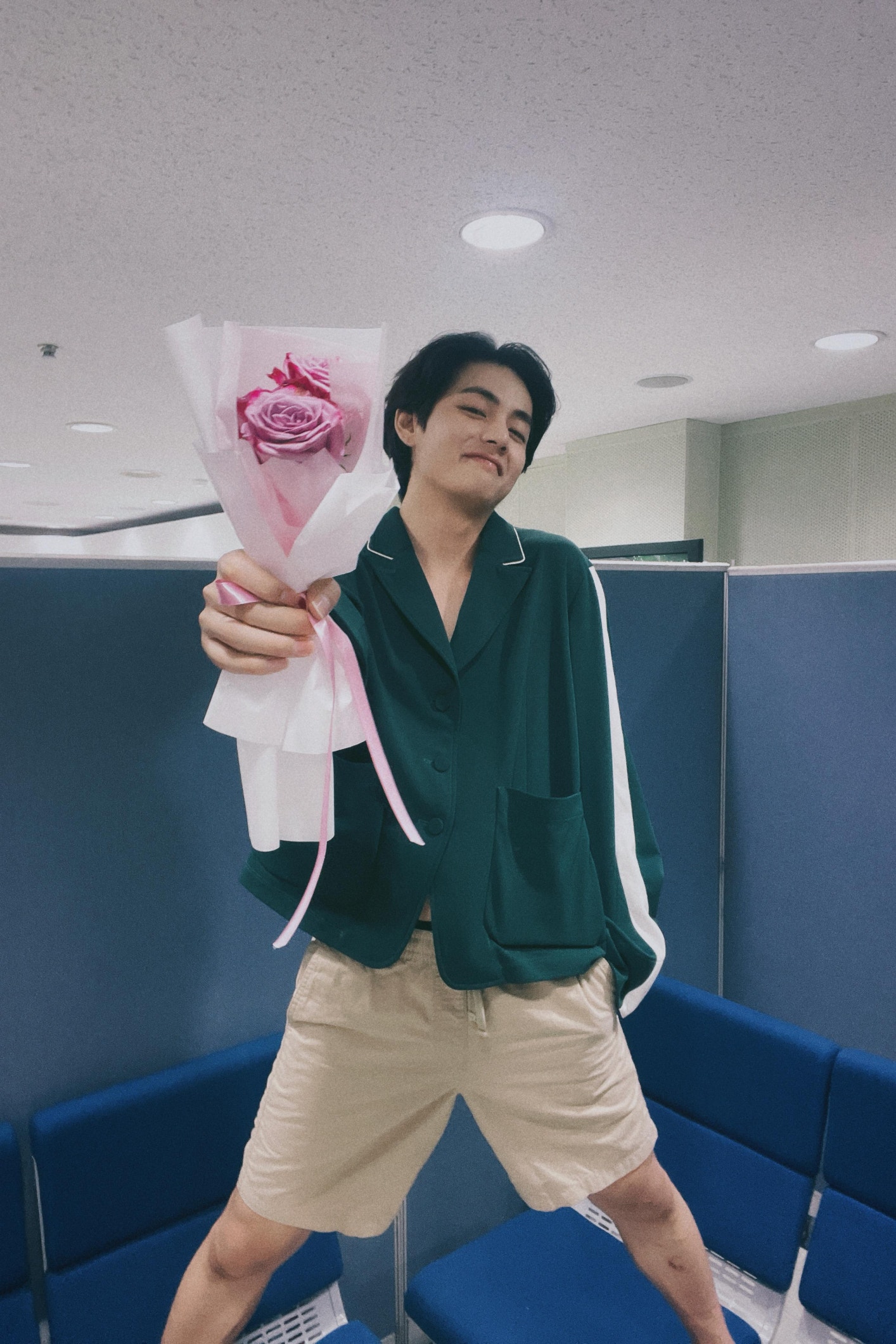 BTS 커뮤니티 포스트 - happy birthday kim Taehyung 🥳🥳🥳