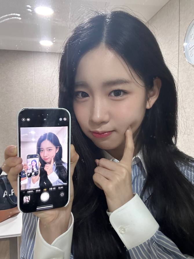 Wooah Community Post 오랜만에 재밌었오 욘플리🩵🌸🐬 와우들이 말한 거울셀카 이거 맞나요 Wooyeon