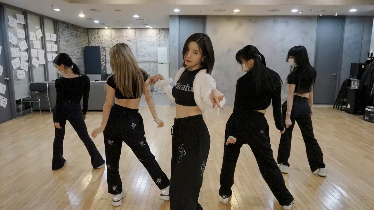 Weverse KWON EUN BI Media - 권은비(KWON EUN BI) 'Glitch' Dance Practice (Moving Ver.)