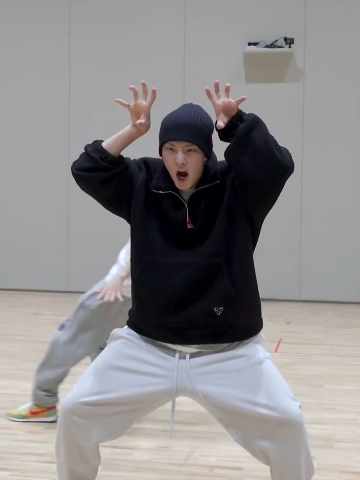 Seventeen Community Posts 평소에는 호랑이예🐯하지만 오늘은 국제 햄스터의 날이에요하루만 햄스터가 되자🐹