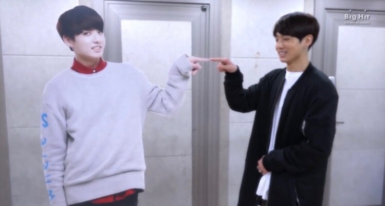BTS Community Posts - 🐰🐰JUNG KOOK TIME 💜💜 #to_JungKook 時々、観たくなる映像があって‥ 『BTS等身大パネルの使用法』 もう何十回も観て ...