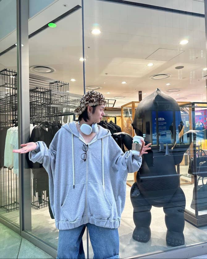 TOMORROW X TOGETHER Community Post - ヒョウ柄の帽子がこんなに似合う人、ヨンジュンしかいないよ…🤦‍♀️ ...