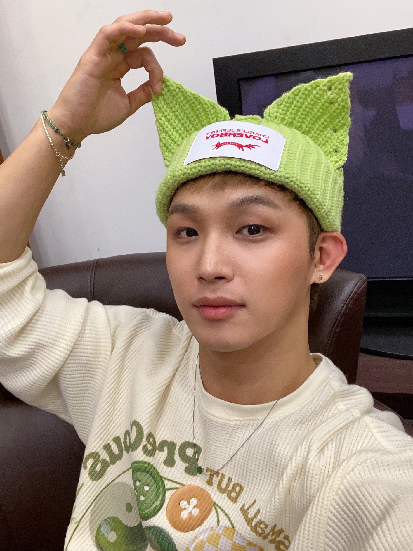 BTOB Community Post - 멜로디 다들 힘내🍀🍀🍀 무대때는 한참 고민하다가 내 파트랑 안어울려서 안썼어요 미안😉 ...