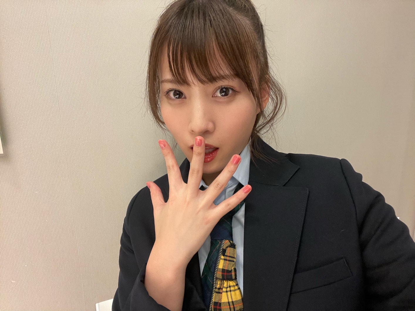 AKB48 커뮤니티 포스트 - おはよ〜！( OvO ) 載せていなかったオフショット！ NHK『うたコン』で♪会いたかった を 披露した時の📷 衣装は、私が大好きな小嶋陽菜さんのもの🥰 ...