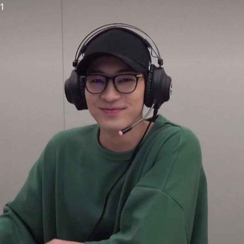 Seventeen Community Posts 그가 그렇게 말했기 때문에 그의 얼굴을 보고 있는 나 👍🏻
