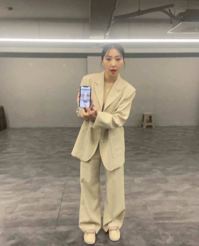 Minzy Community Posts 나 이 색깔 좀 잘어울리죠 나 이제 그냥 수트랑 한 몸이 됐어요 👔 다들 수트가