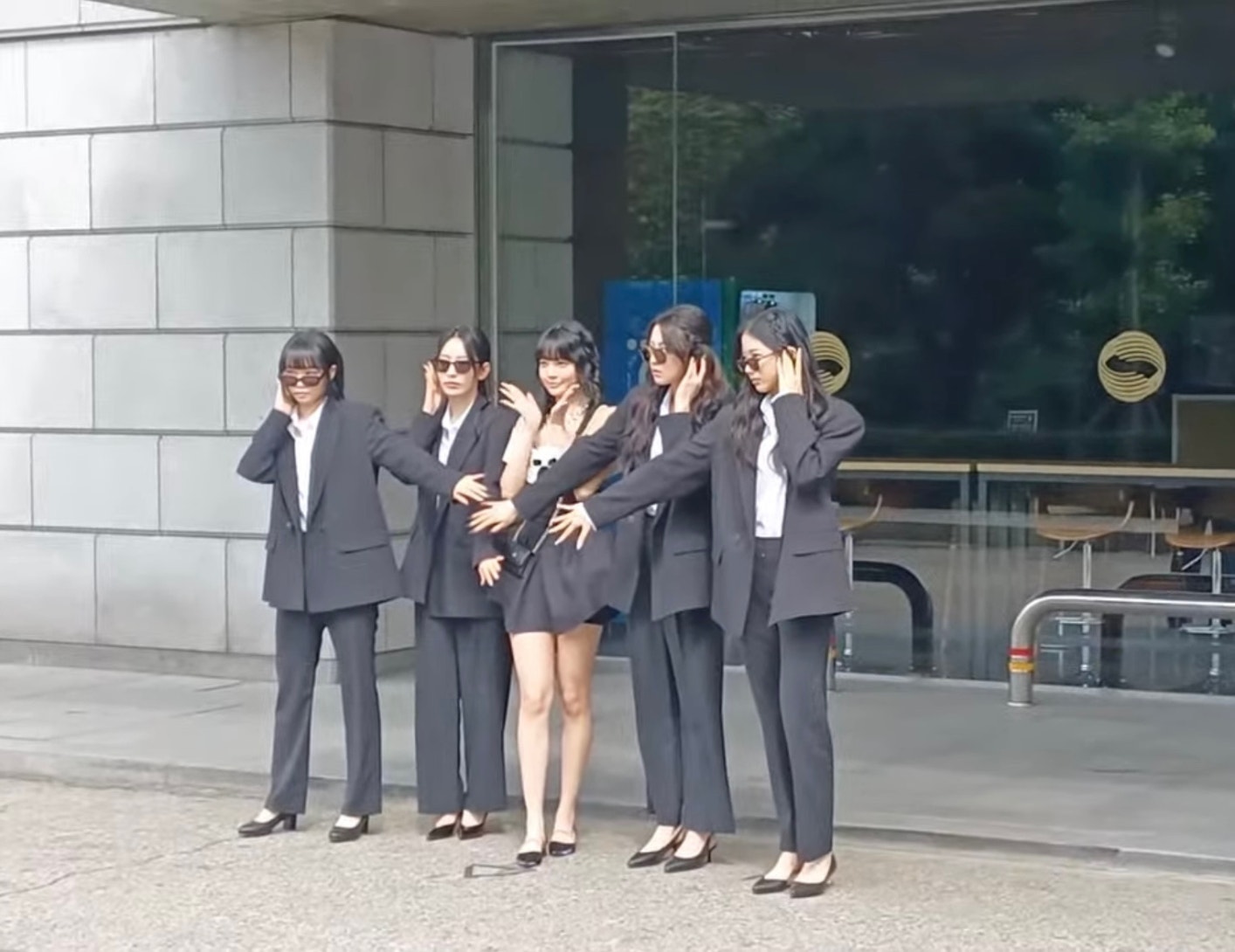 Le Sserafim Community Posts 만채 은행장 지키는 경호원 언니들ㅋㅋㅋㅋㅋ 만채 절대 지켜ㅋㅋㅋㅋ