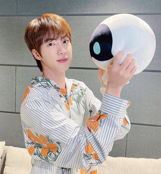 Bts Community Posts 💗jin Time💗 ジンくん 今日も良い天気 キレイな青空が広がってるよ🌈 この空は ジンくんの