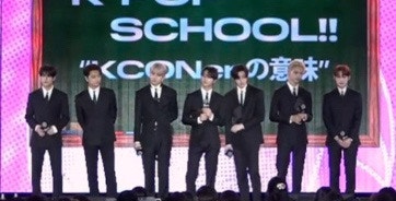 ENHYPEN Community Posts - KCON 見事ハズレたから、配信で楽しんでます。 M&Gブラックスーツ、みんなカッコ良いぞ🥰 (どこかのレドカで着てたな) 성훈が ...