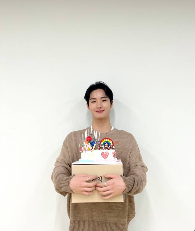 Atbo Community Post 형아들이 준 케이크🐻 Jeongseunghwan