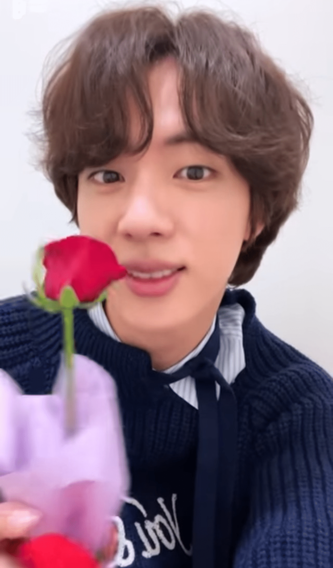 Bts Community Posts 💗jin Time💗 ジンくん🥀 ローズデーのジンくんから🌹 離れられないの ´˘` ♡ どの