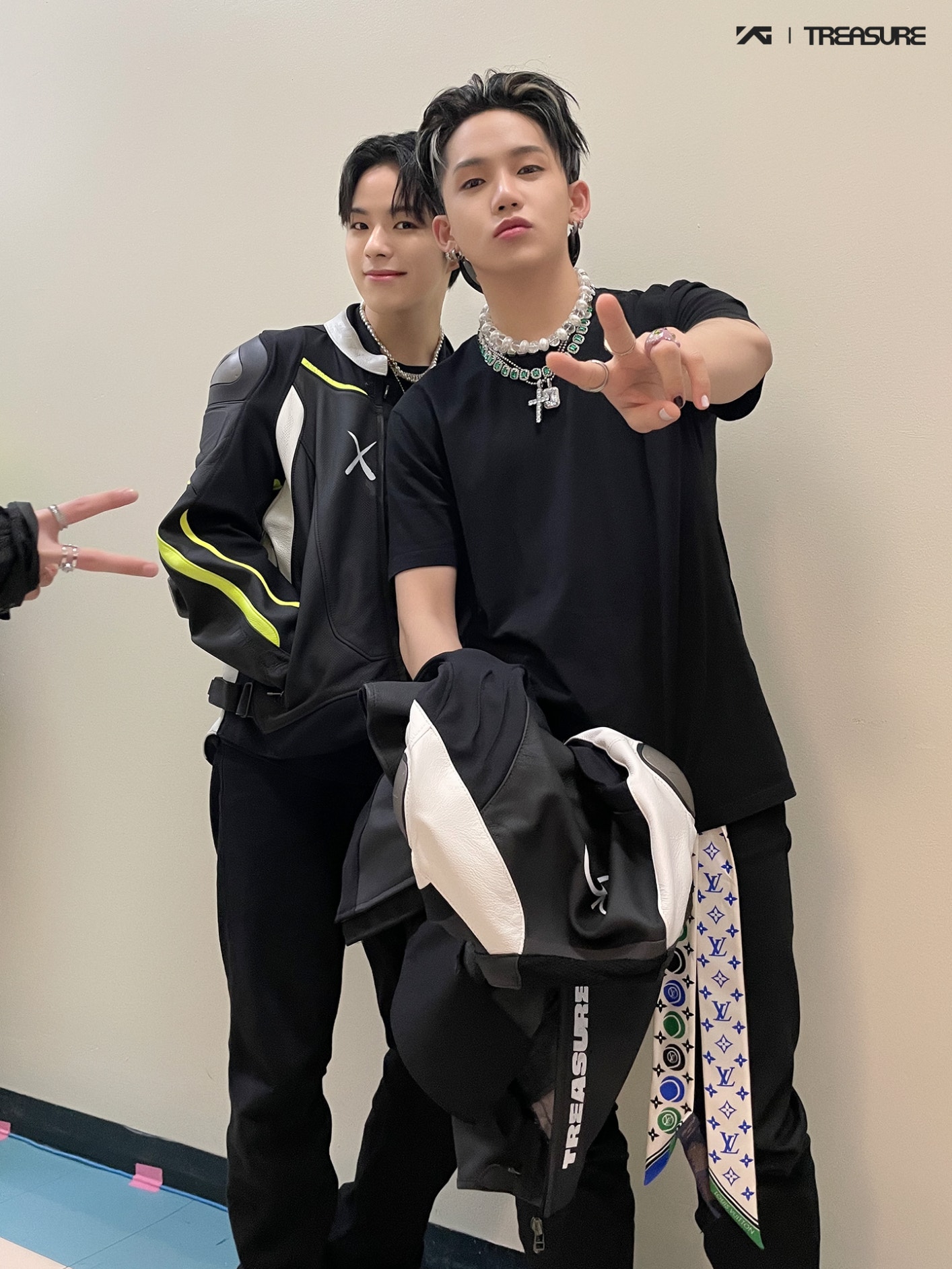 Weverse TREASURE Image - TREASURE TOUR [HELLO] Behind 📸