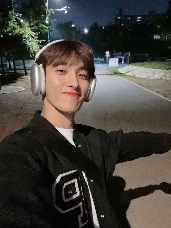 Seventeen Community Post 최유리님 살아간다를 열심히 들으면서 난 걸어간다🎧 Dk