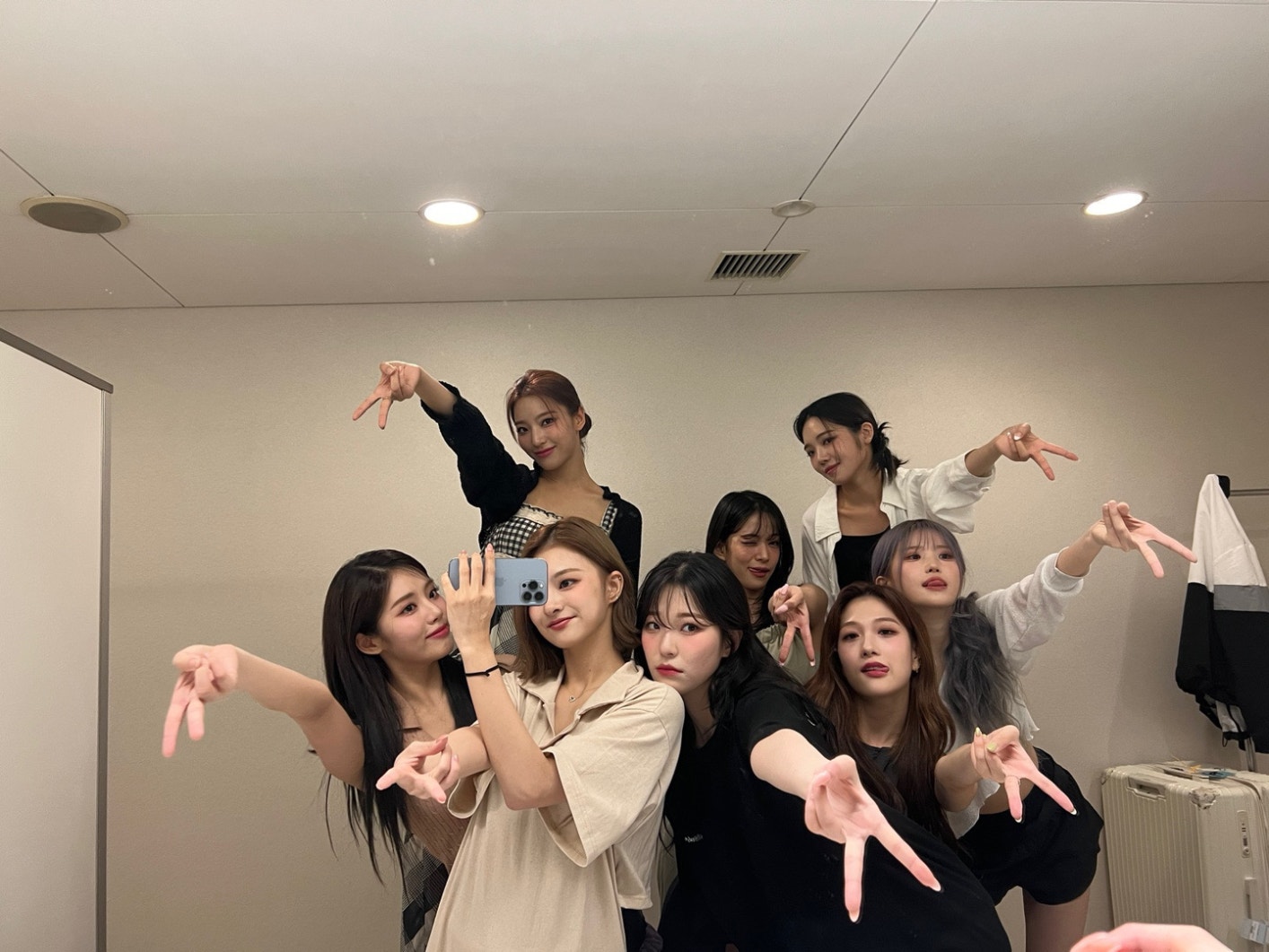 Fromis9 Community Posts 낼 부터 2달간 폰 못쓰는 군로버 누구 바로 나 잠시 위에서 나라