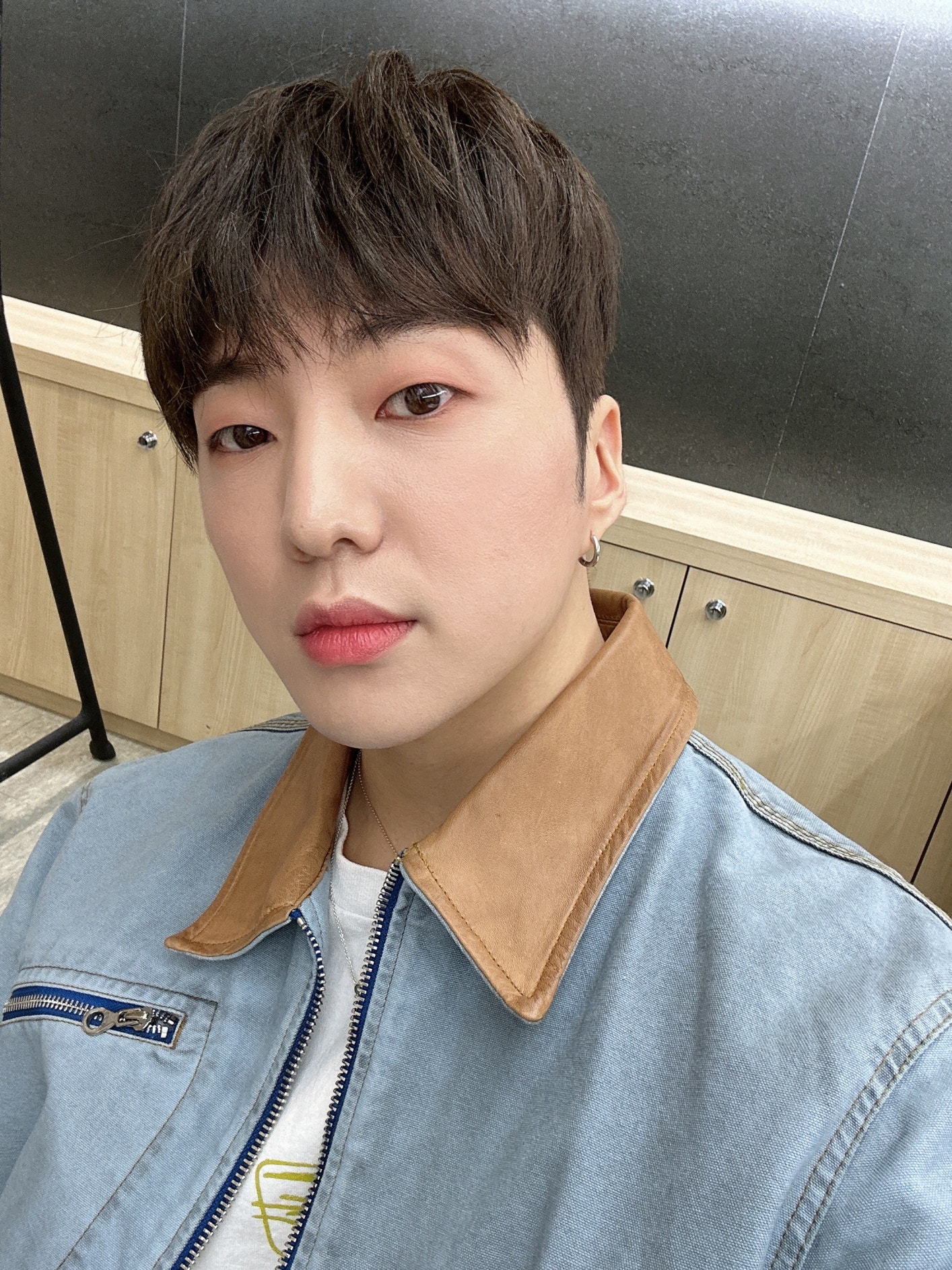 WINNER Community Post - 핱시셀카 배달왔습니다💙 - YOON