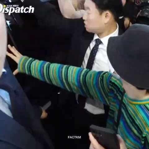 BTS Community Posts - O segurança segurando a risada vendo o Jimin rir ...