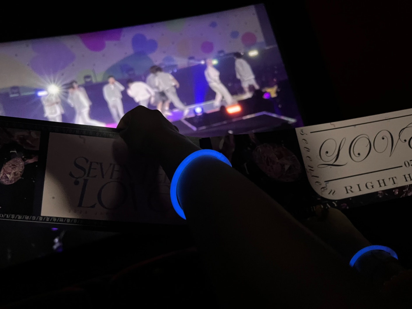 Seventeen Community Posts 오늘많은사람들과함께영화관에서생방송을보고 정말좋은행복합니다현장에 가지