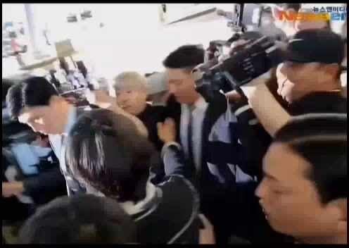 BTS Community Posts - Tae" saludando a reportero, que hace años cubre ...