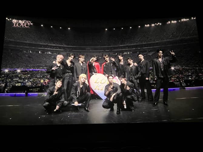 Seventeen Community Posts 오늘많은사람들과함께영화관에서생방송을보고 정말좋은행복합니다현장에 가지