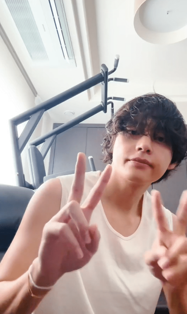 BTS Community Posts - I miss Yeontan but see his daddy is okyy too😄😄💜💜