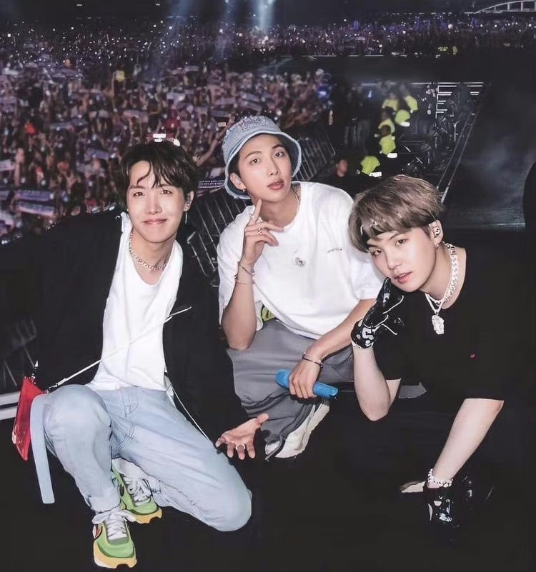 BTS Community Posts - rapline真的是 王炸😭 我真的很期待新歌 真的很佩服了 出道十年，每次不管是solo ...