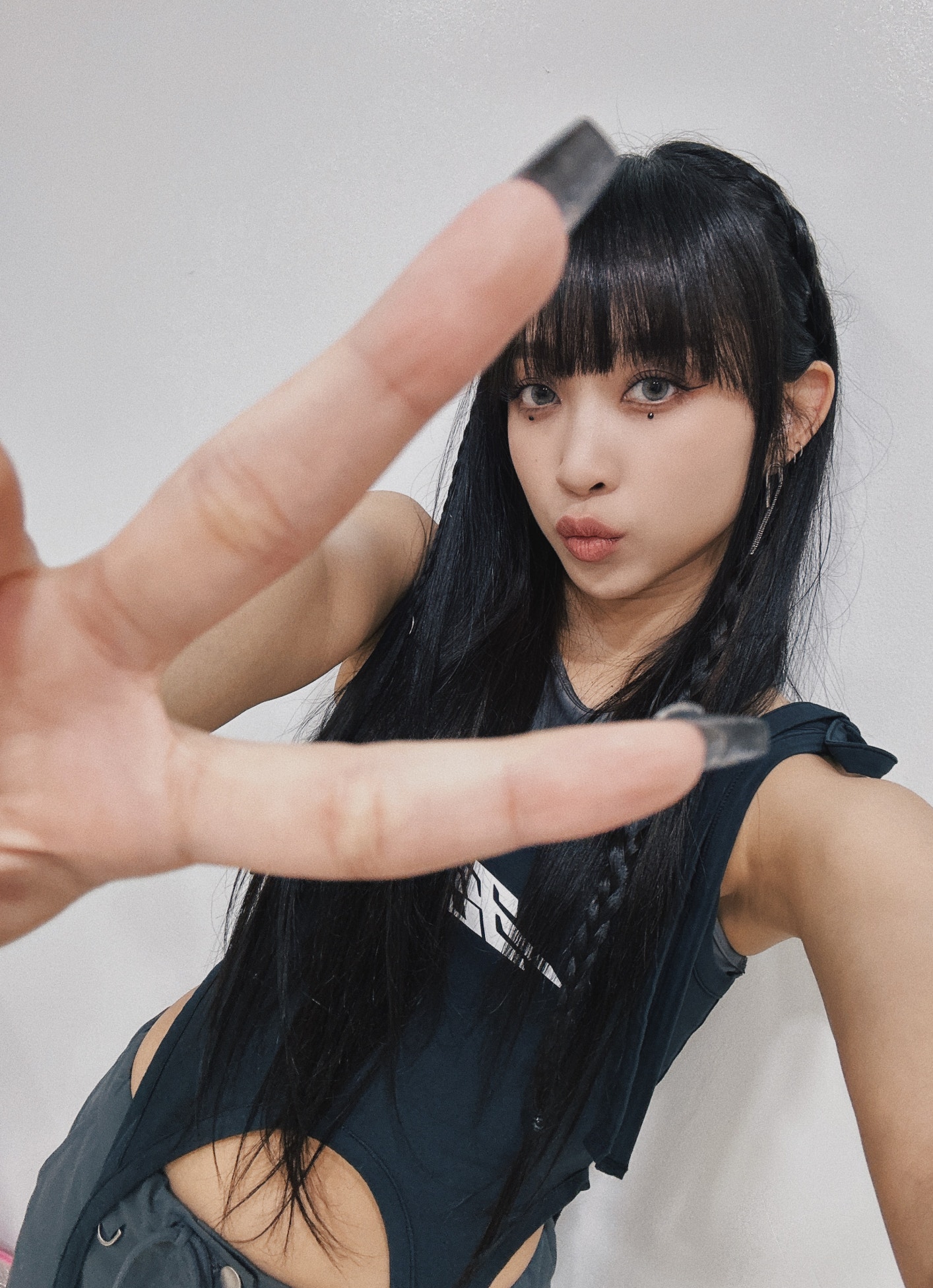 Secret Number Community Posts 어제 쇼챔에서 찍은 셀카 안올렸넹 🖤 오늘은 엠카에서 만나요 Dita