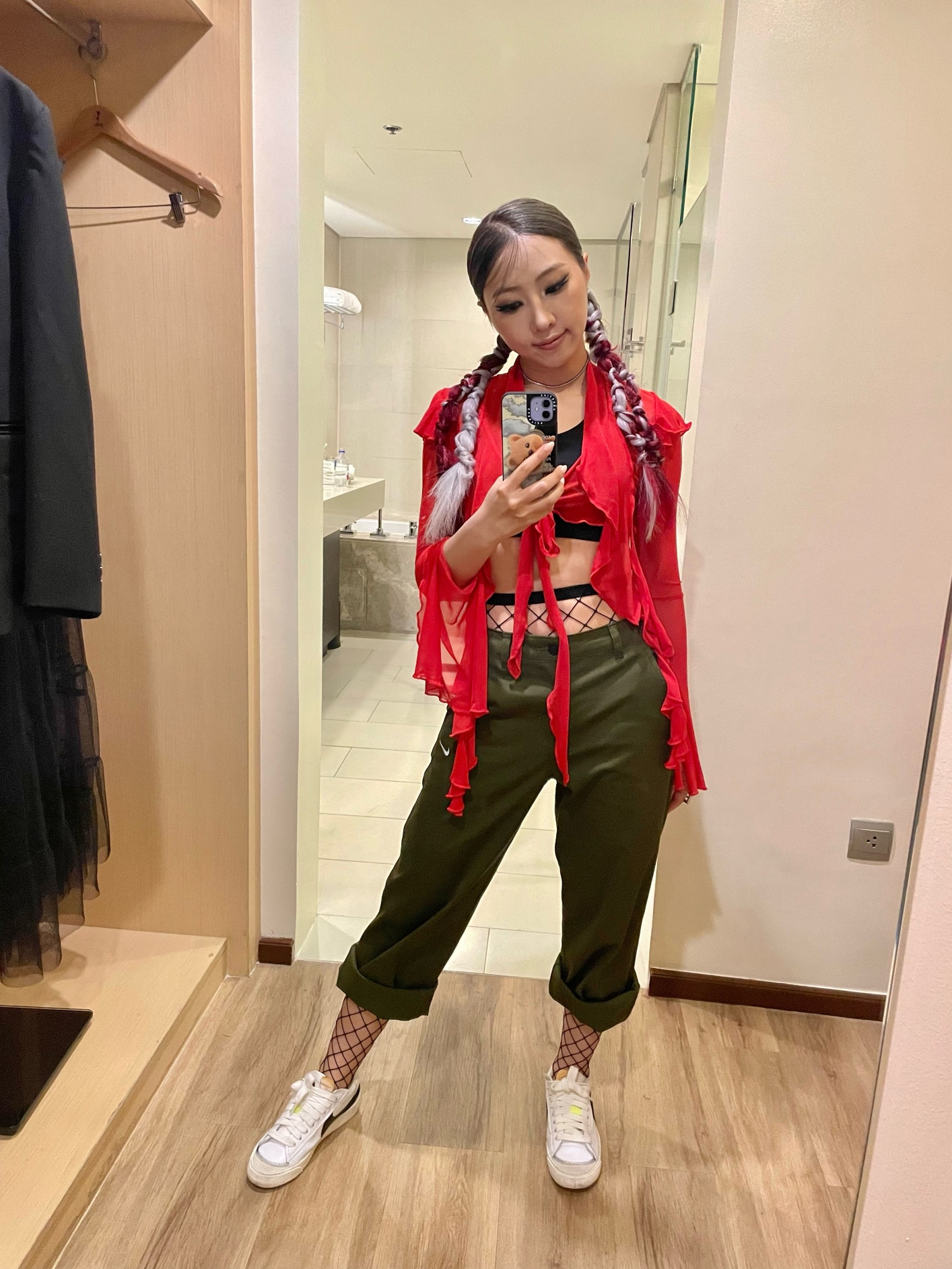 Minzy 커뮤니티 포스트 할룽😘 오늘도 너무 해피해피데이 오늘 진짜 출국할때 부터 너무 재밌는 일이 많았는데 던킨