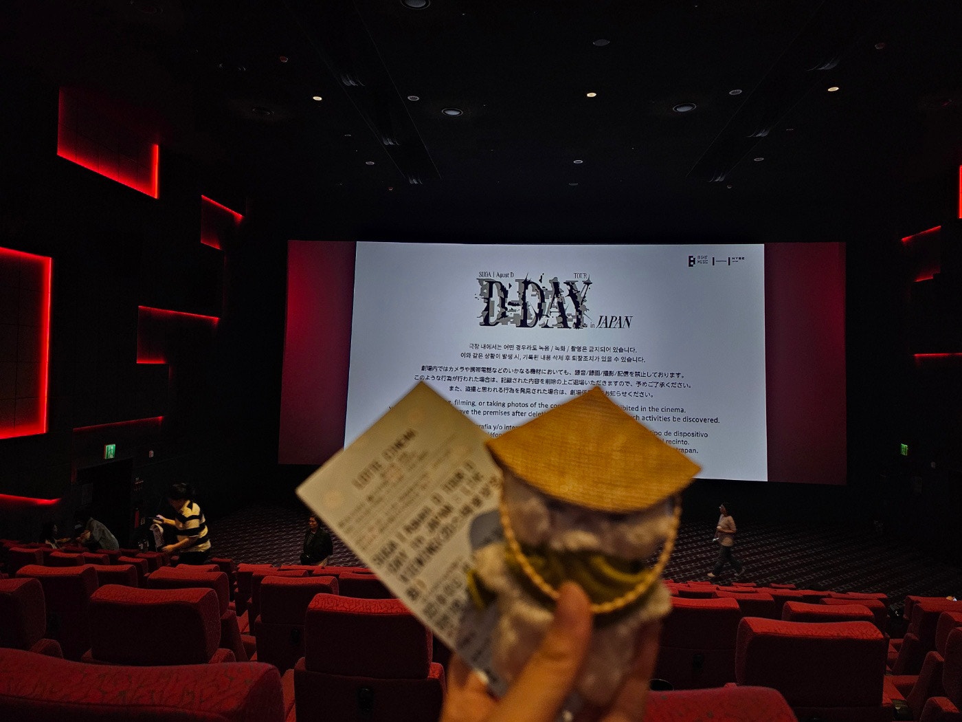 BTS Community Post - 어제 너무 행복했어ㅠㅠ cgv에서 본 친구가 보내준 사진💜 대취타~~😆🙌🏻 너무 좋았어요😭 윤기야 목 괜찮아?? ㅠㅠㅠㅠㅠㅠㅠ 끝나면 ...