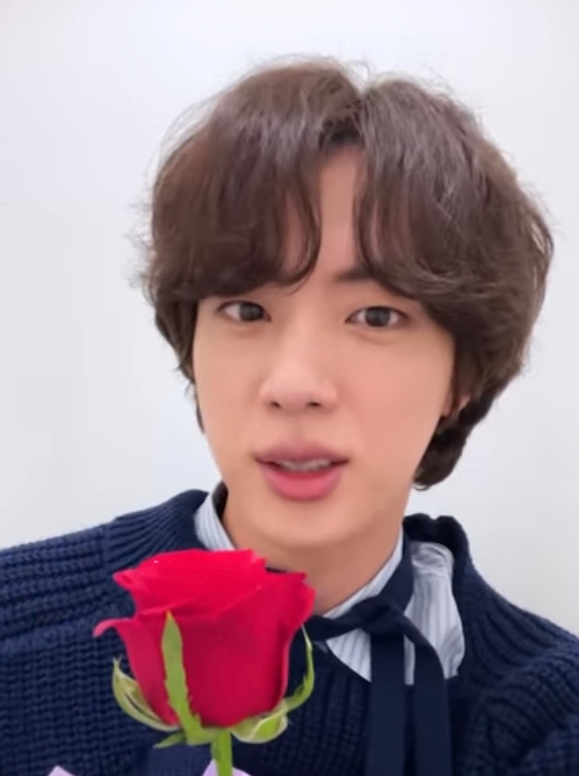 Bts Community Posts Dear Jin From Army ジンくん♡私ちょっと前に誕生日やって 今日友達がローズ🌹を