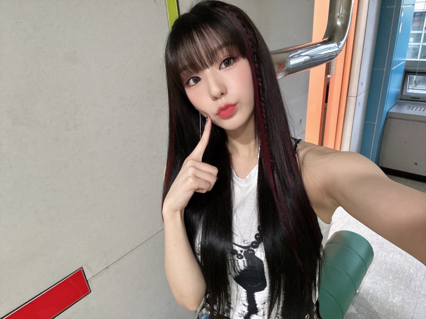 Secret Number 커뮤니티 포스트 오늘도 셀카😍 ️ 독사 무대 함께 즐겨줘서 고마워 사랑해🧡 Ps 뮤직뱅크 셀카는