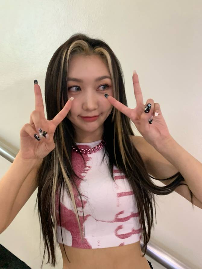Secret Number Community Posts Photo Dump Part 3 뮤뱅😝 Minji